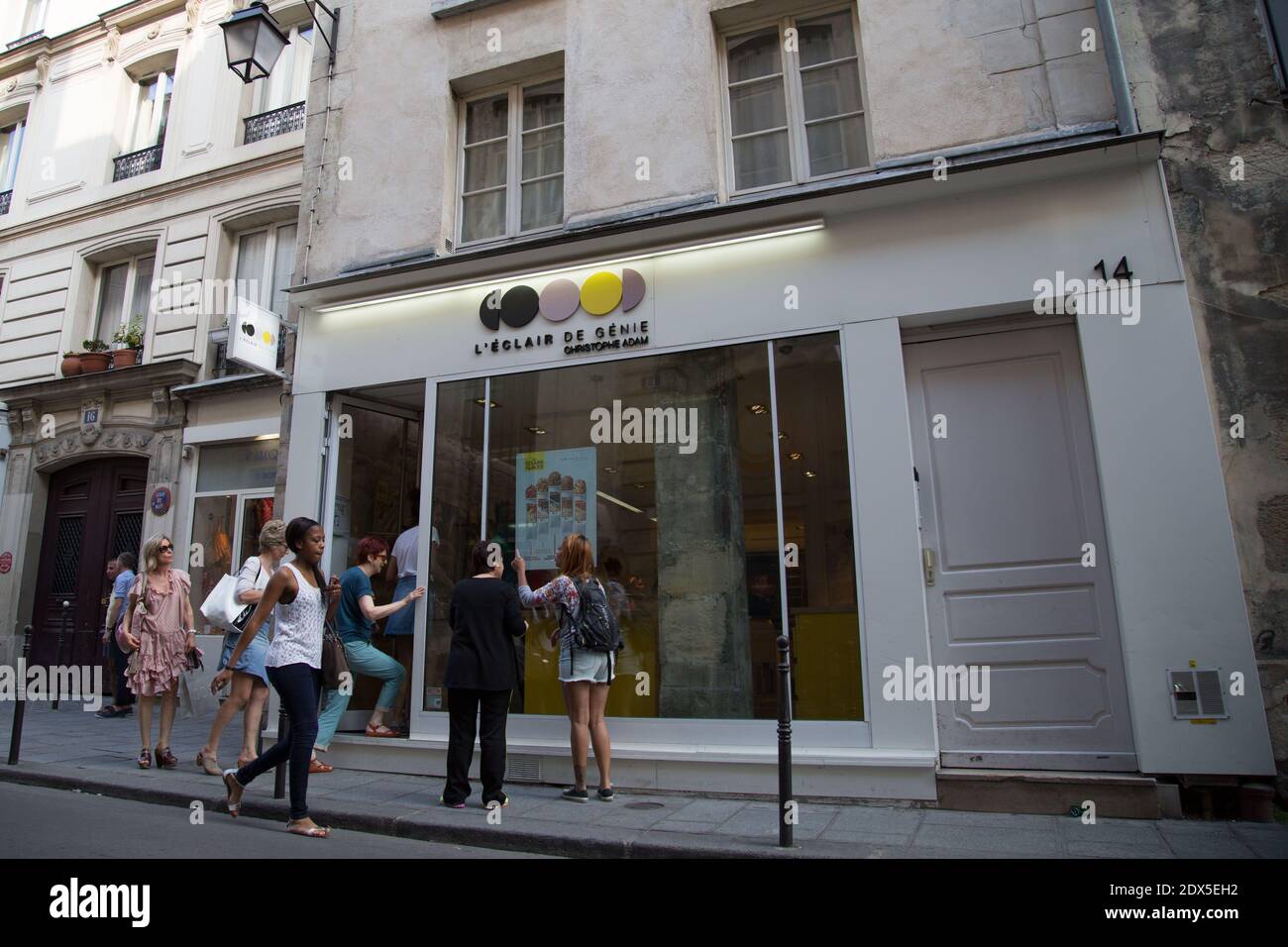 Pastry boutiques paris hi-res stock photography and images - Alamy