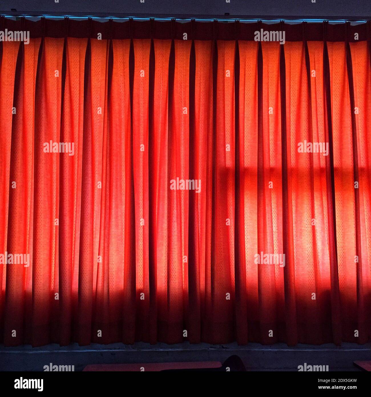 Red curtain closed hi-res stock photography and images - Alamy