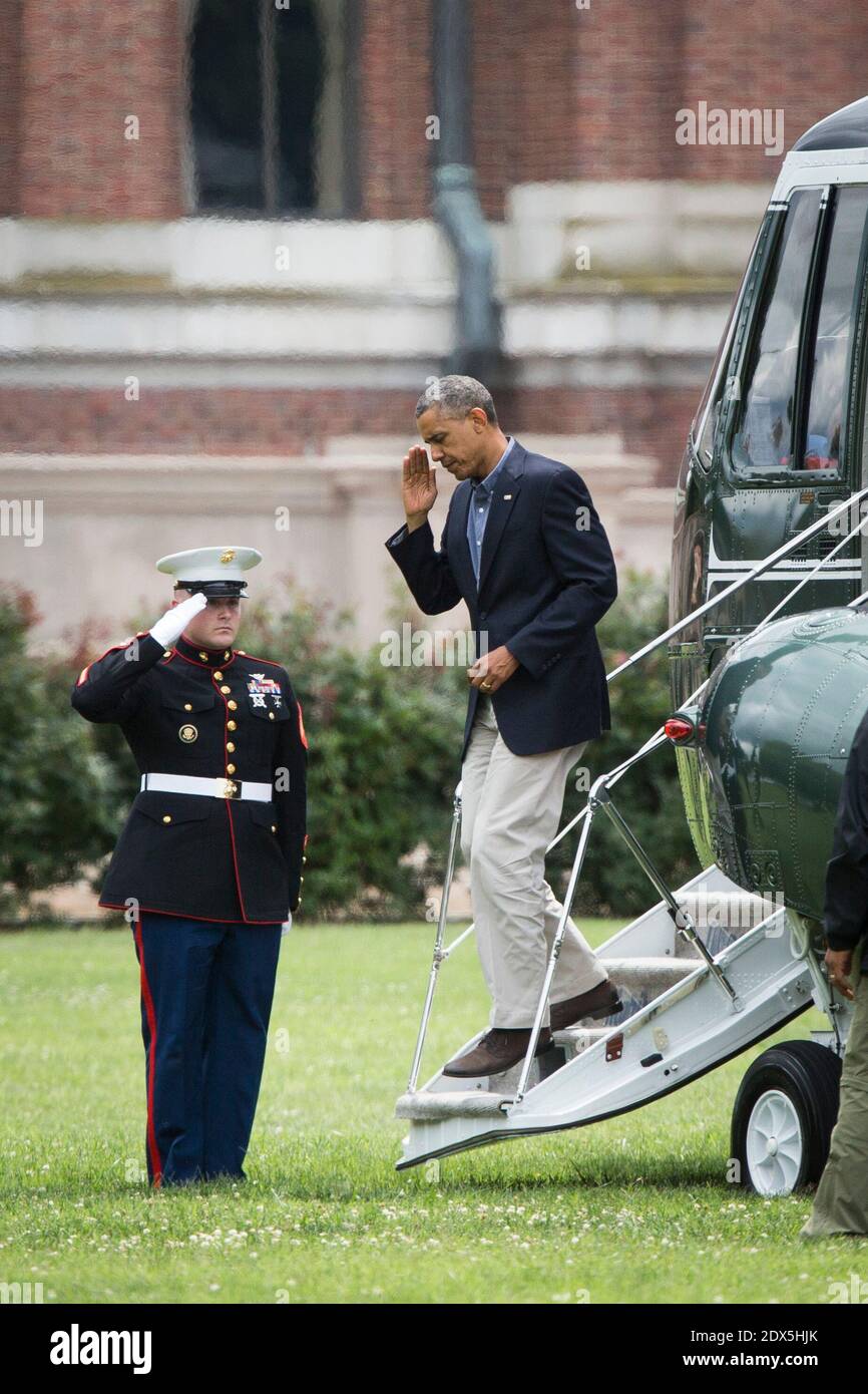 Returning from Camp David, President Barack Obama exits Marine One at ...