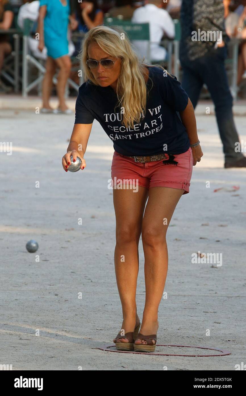 Cecile de Menibus participe au tournoi de petanque des VIPs sur la ...