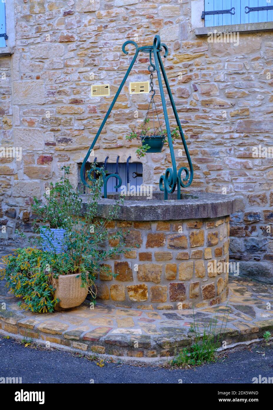 Vintage water well hi-res stock photography and images - Alamy
