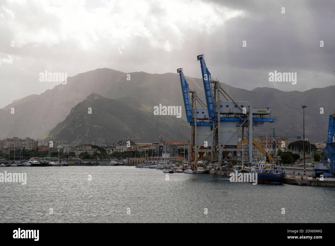 Nov 27 hi-res stock photography and images - Alamy