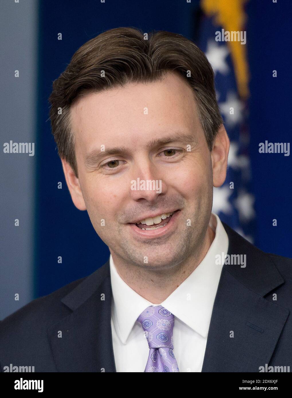 White House Press Secretary Josh Earnest conducts the daily briefing in ...