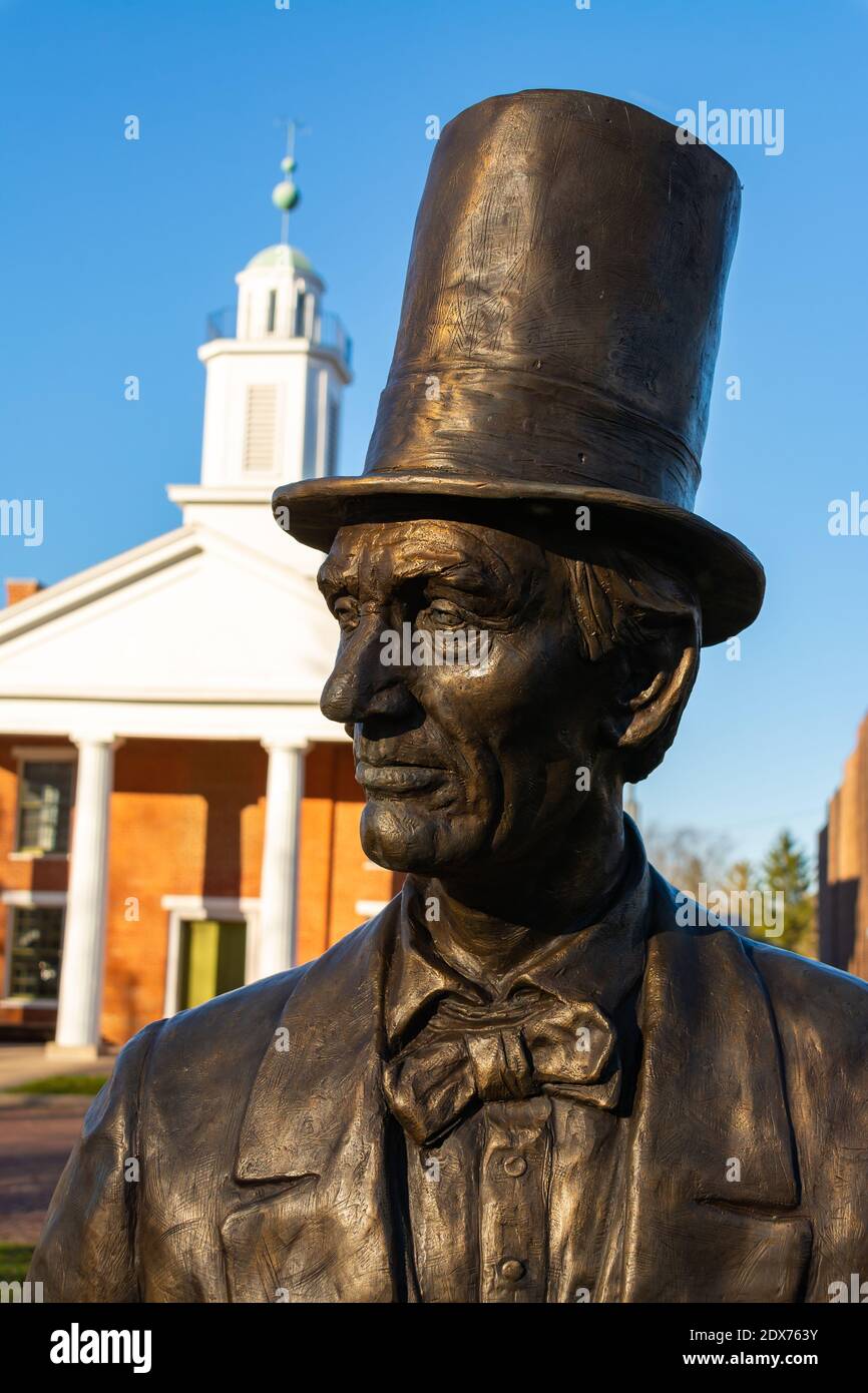 Abraham and Mary Lincoln Statues with the Historic Metamora County ...