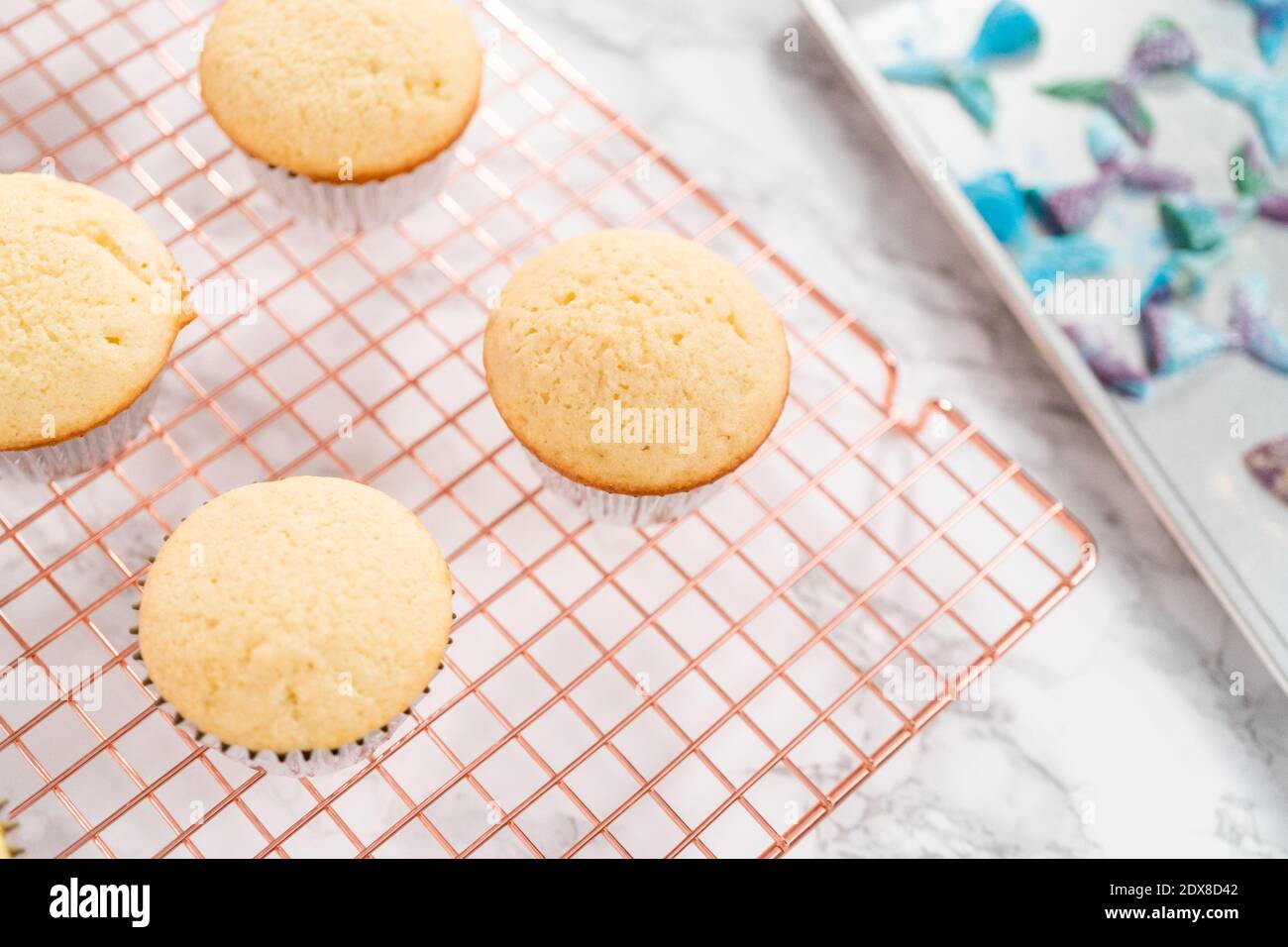 Cooling freshly baked vanilla cupcakes on a drying rack Stock Photo - Alamy