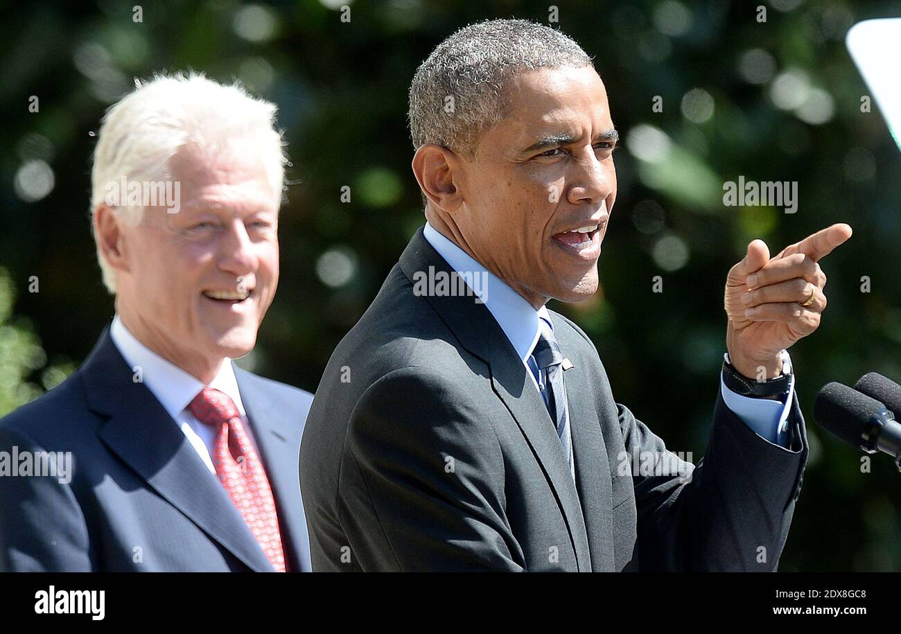 Us president bill clinton laughs hi-res stock photography and images ...