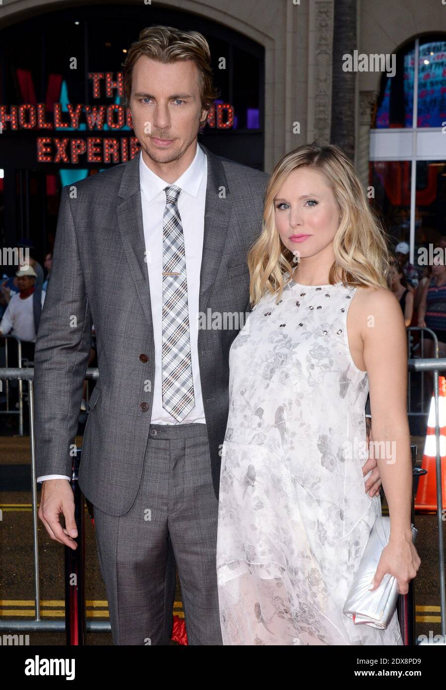 Dax shepard kristen bell arrive hi-res stock photography and images - Alamy
