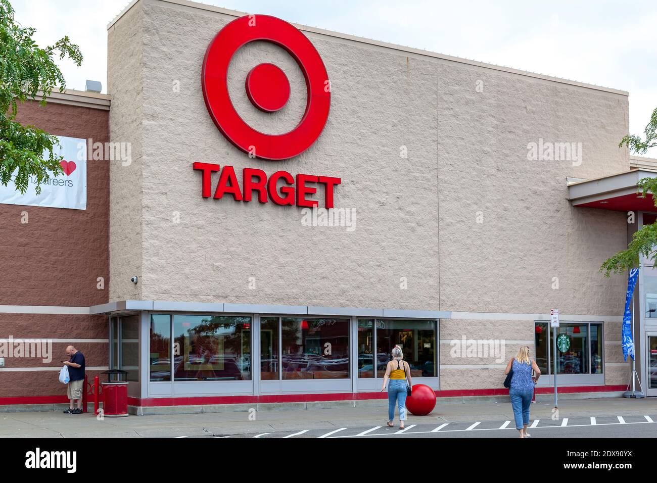 Target store storefront hi-res stock photography and images - Alamy