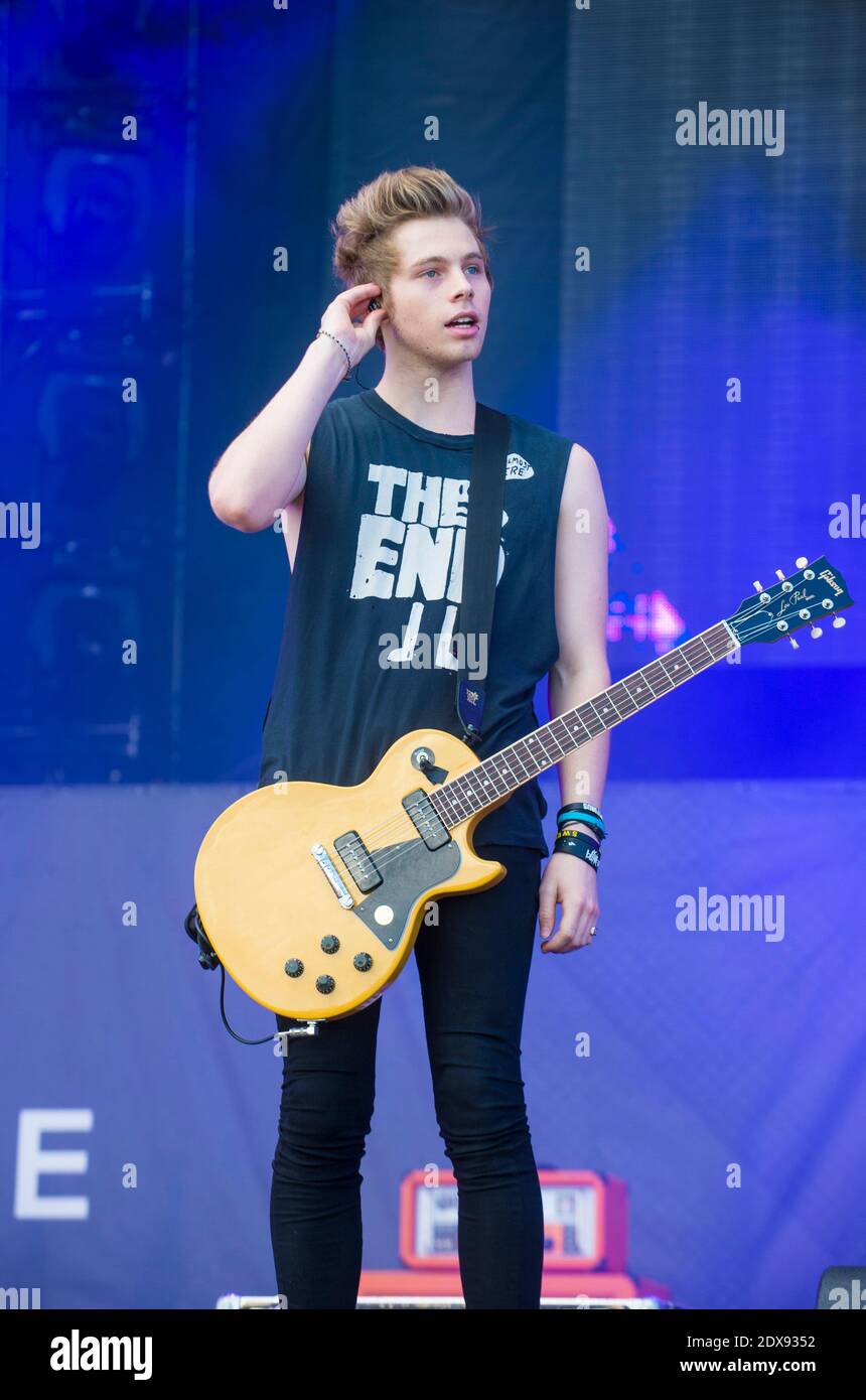 Luke Hemmings On Stage