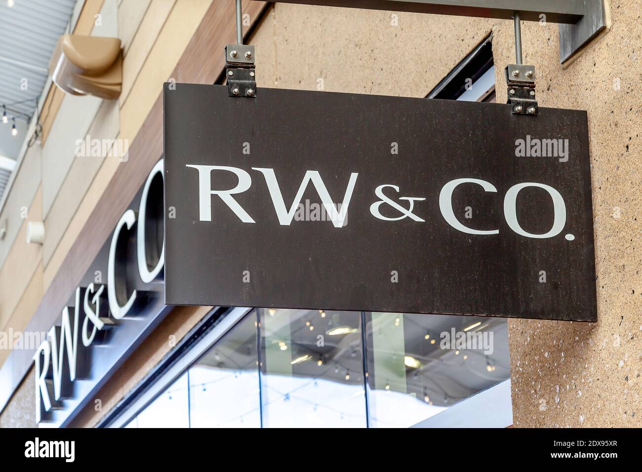 Wilfred clothing store hi-res stock photography and images - Alamy