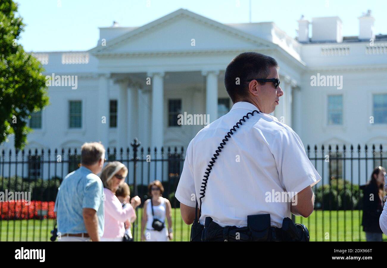 A members of the US Secret Service Uniformed Division patrols outside ...