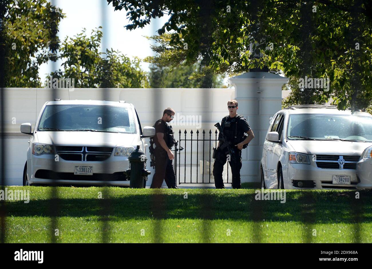 Members of the US Secret Service Uniformed Division patrols inside the ...