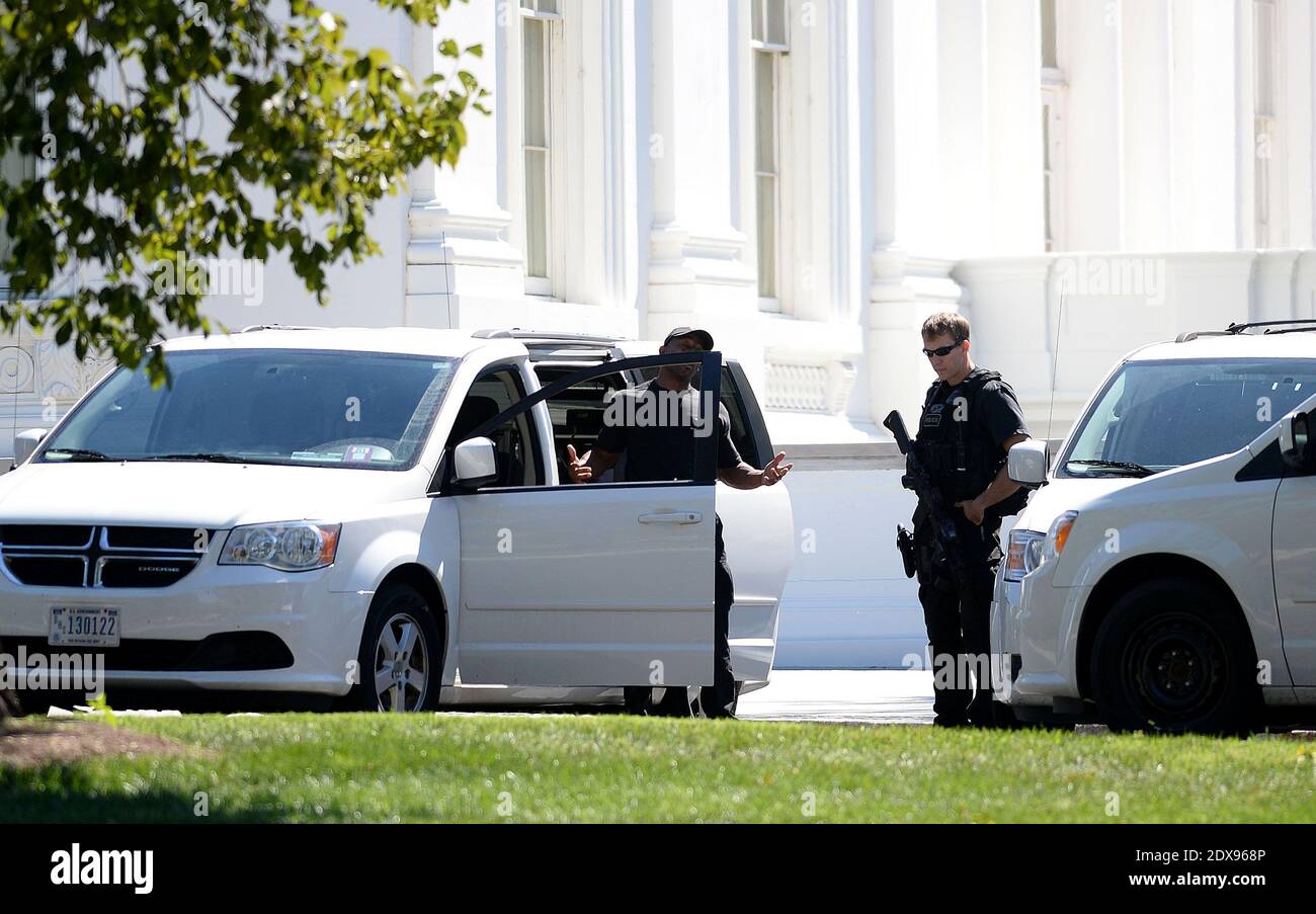 Members of the US Secret Service Uniformed Division patrol inside the ...