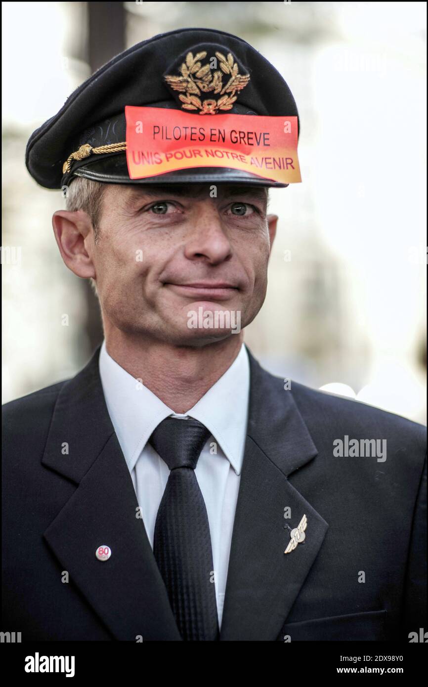 Airline pilots striking hi-res stock photography and images - Alamy