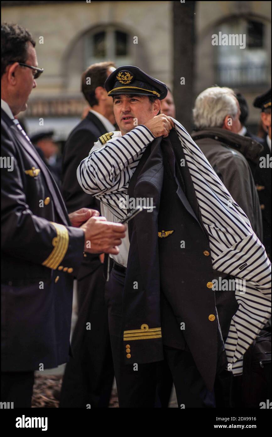Airline pilots striking hi-res stock photography and images - Alamy
