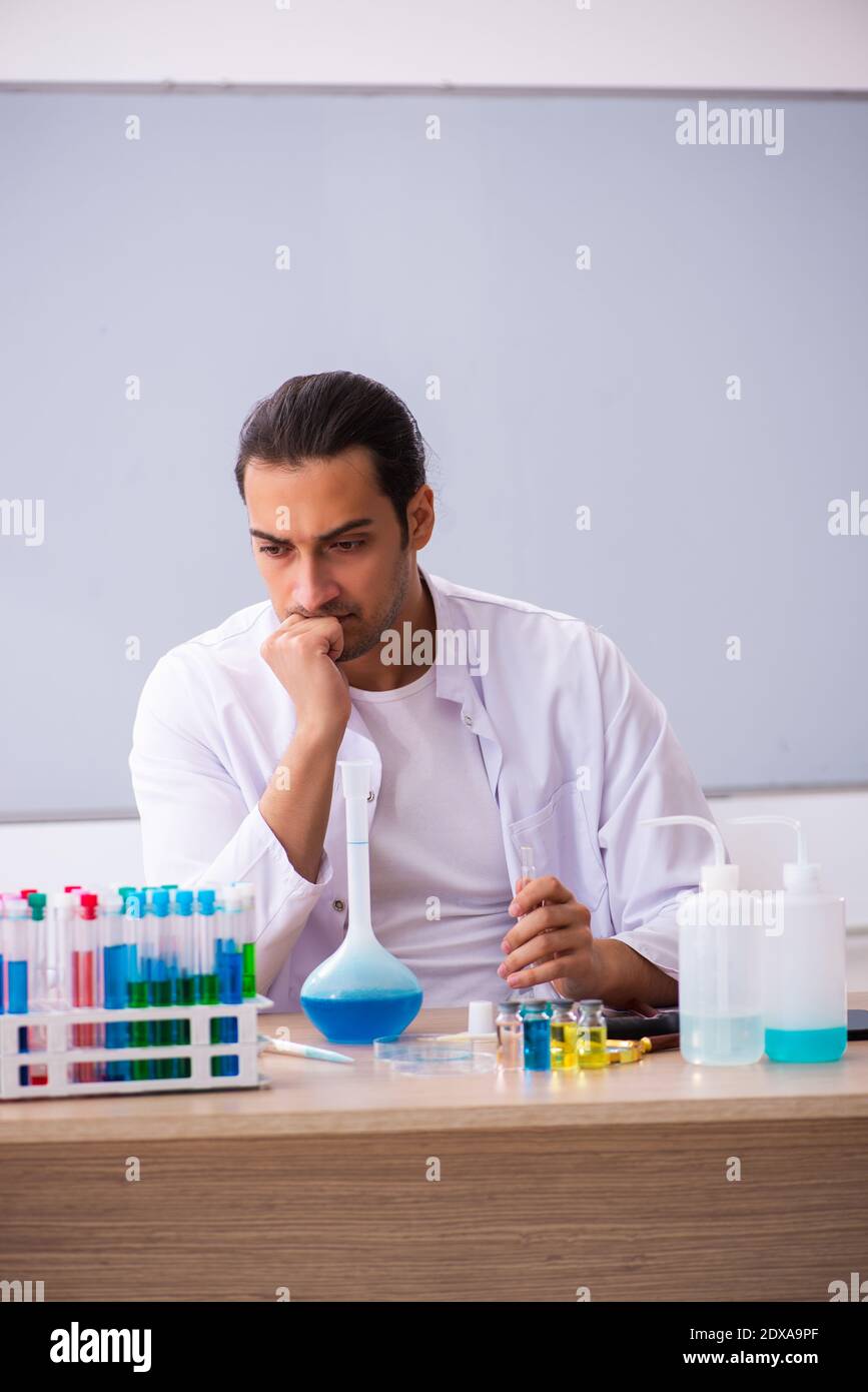 Young chemistry teacher in the classroom Stock Photo - Alamy