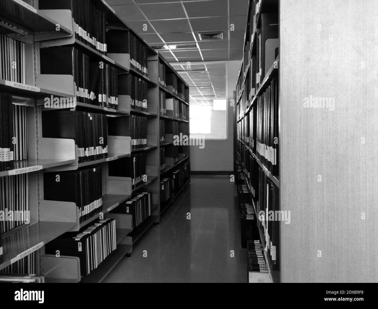 Empty library bookshelf Black and White Stock Photos & Images - Alamy
