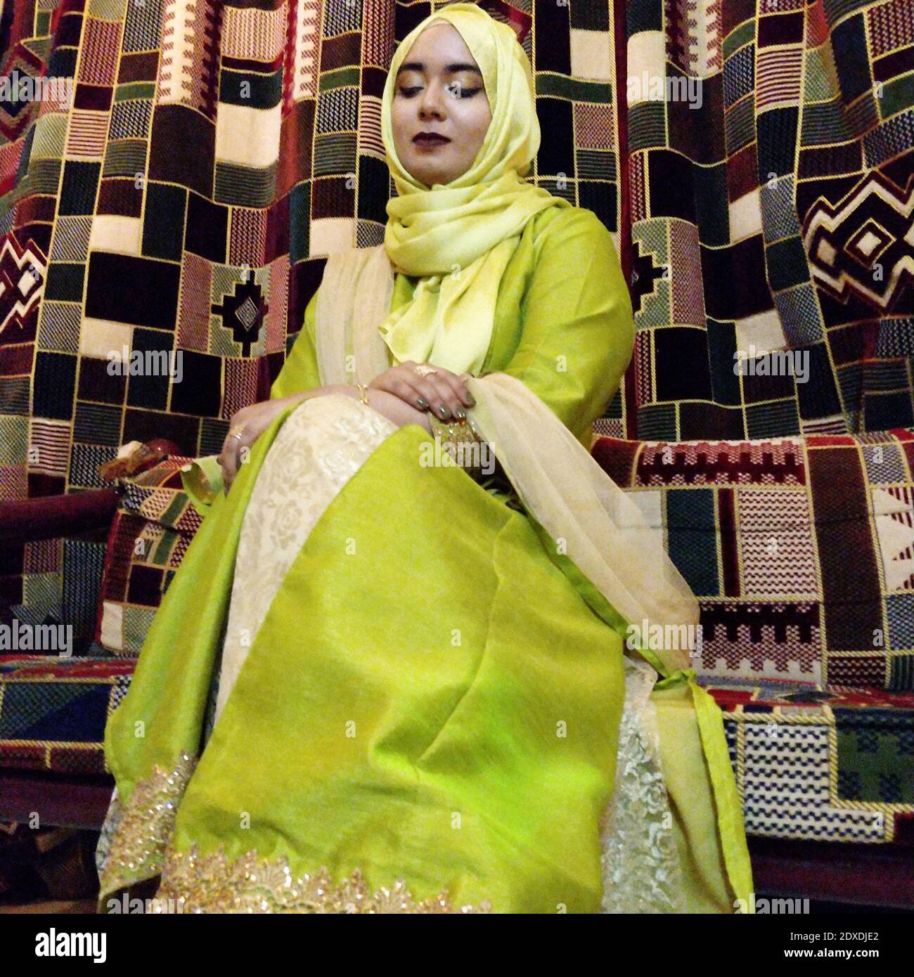 Saudi arabia traditional woman smiling hi-res stock photography and ...