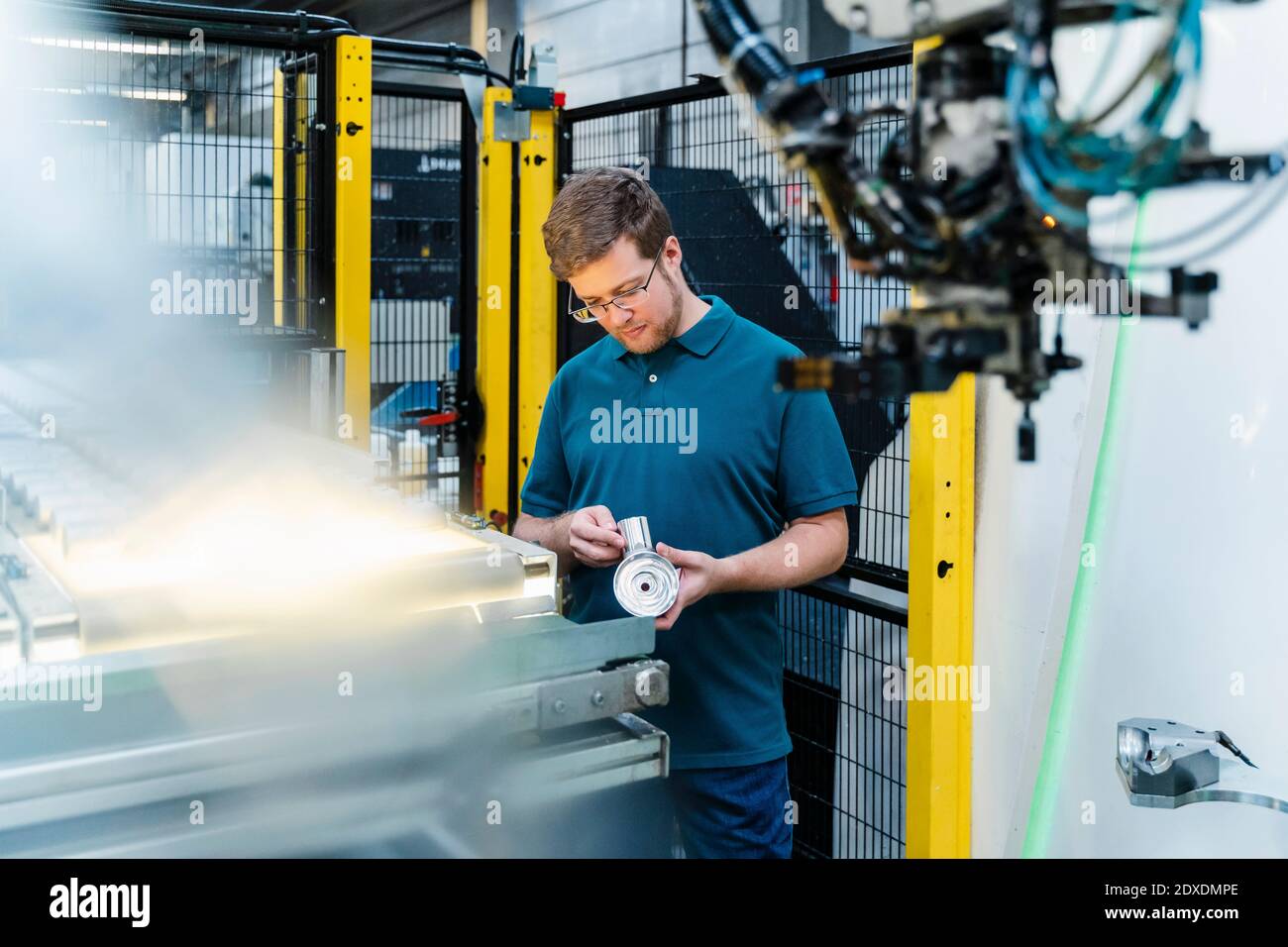 Factory worker robot machine hi-res stock photography and images - Alamy