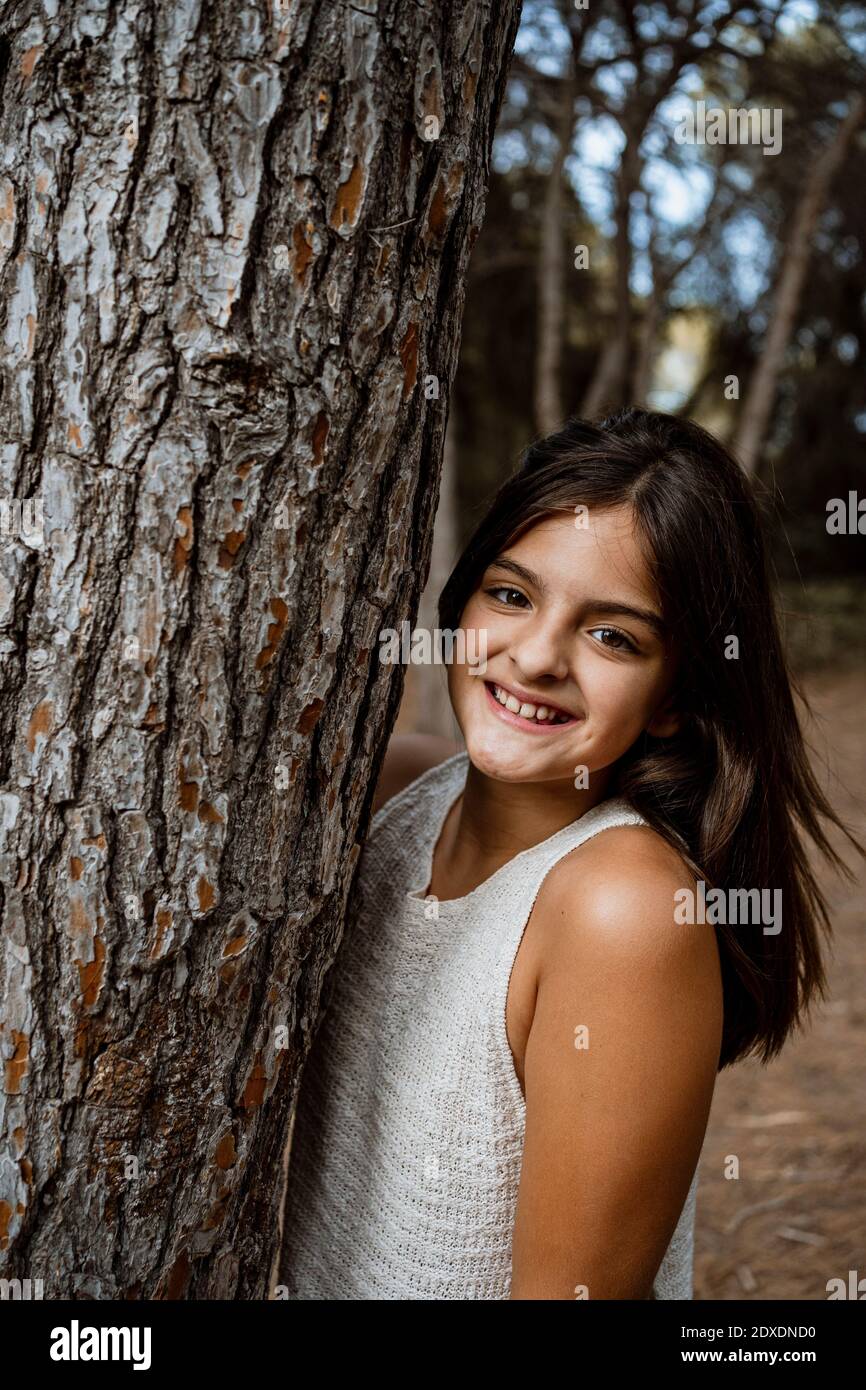 Girl smiling up in tree hi-res stock photography and images - Alamy
