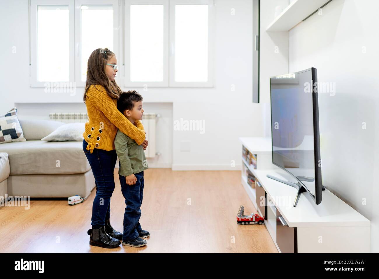 Flat screen tv family hi-res stock photography and images - Alamy