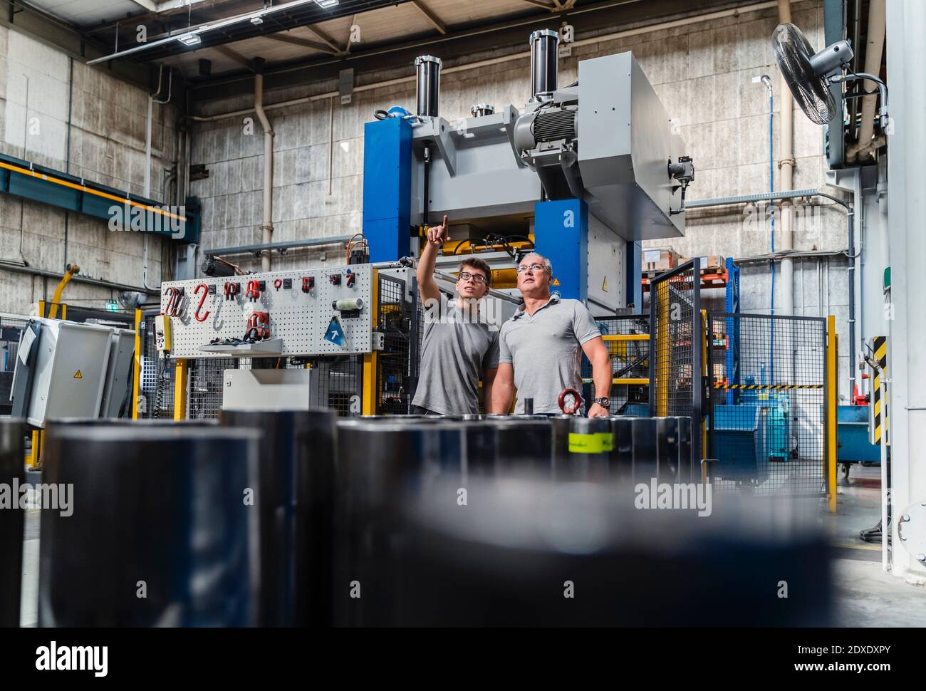 Worker pointing hi-res stock photography and images - Alamy