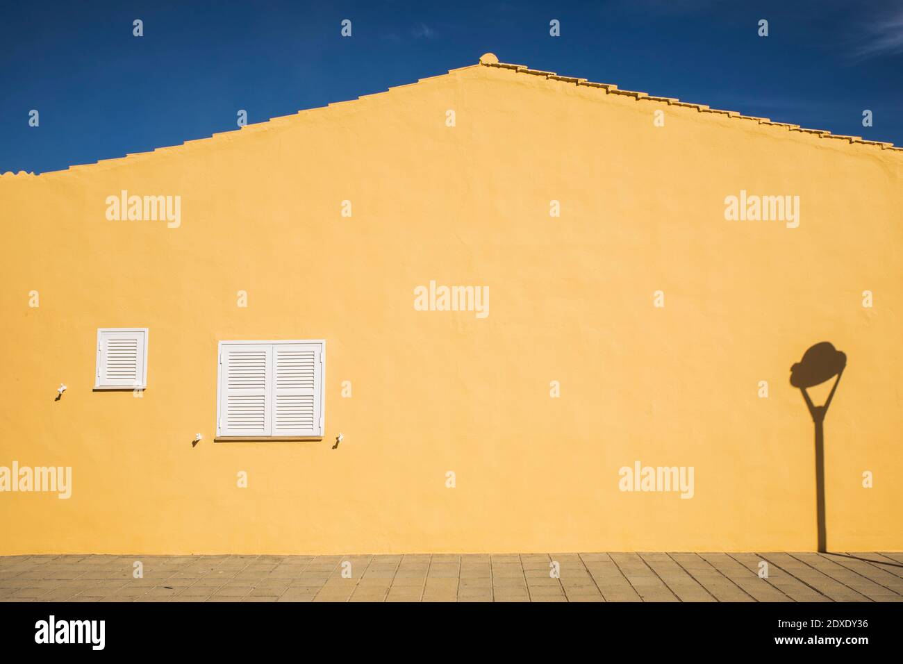 The yellow building hi-res stock photography and images - Alamy