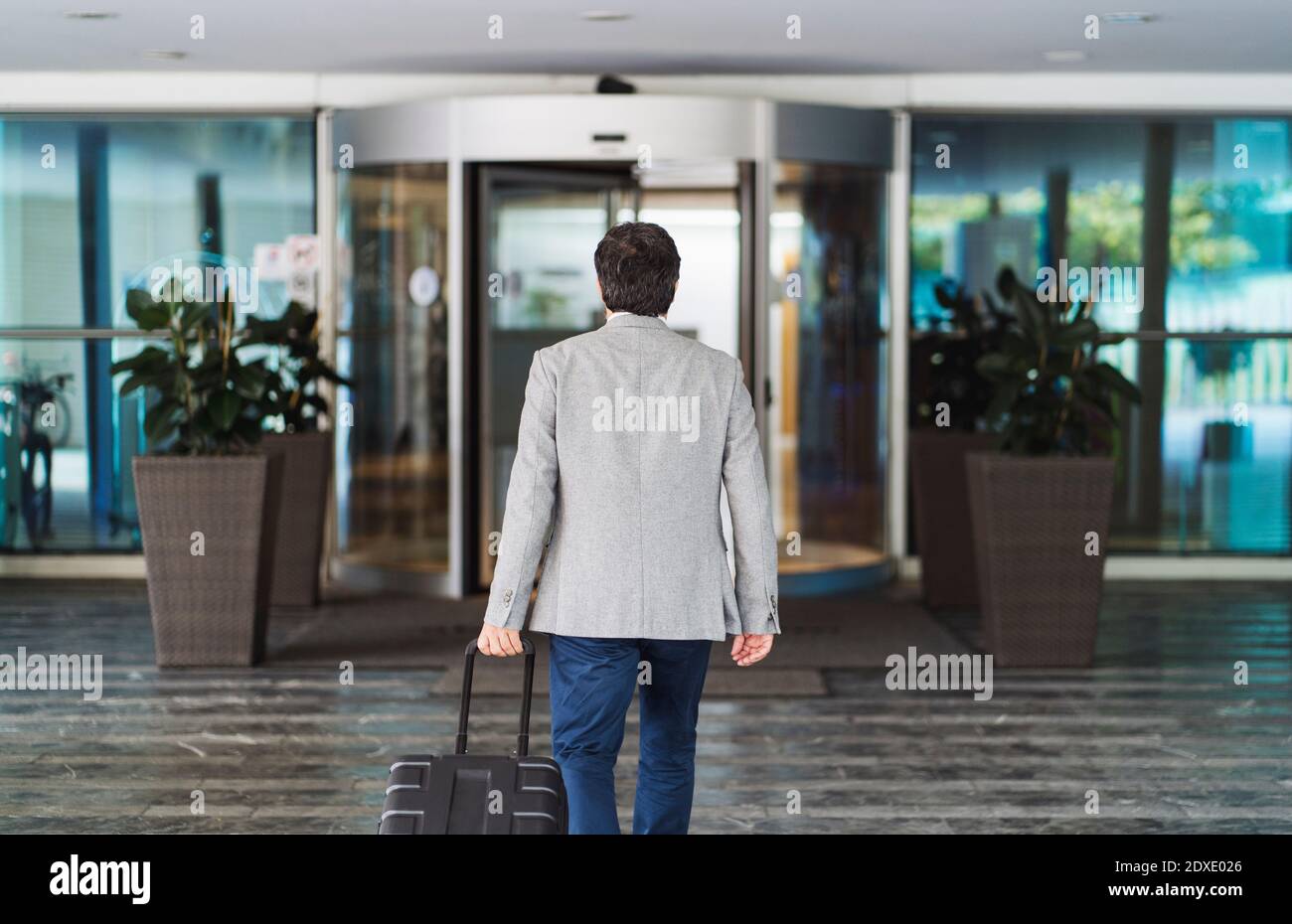 Business people walking hotel lobby hi-res stock photography and images ...