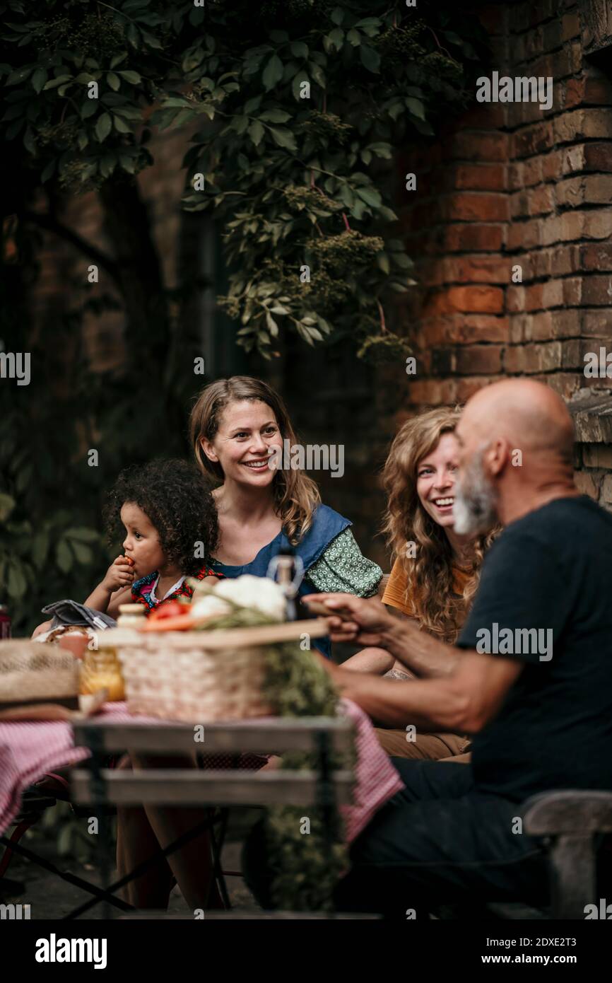 Discussion with children outdoors hi-res stock photography and images ...