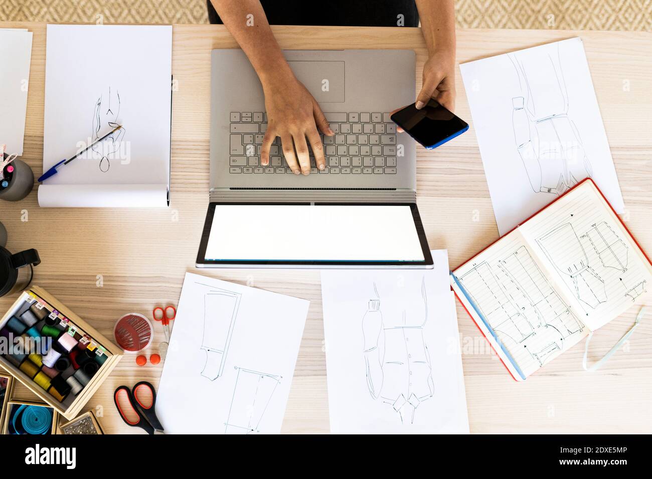 Female designer hi-res stock photography and images - Alamy