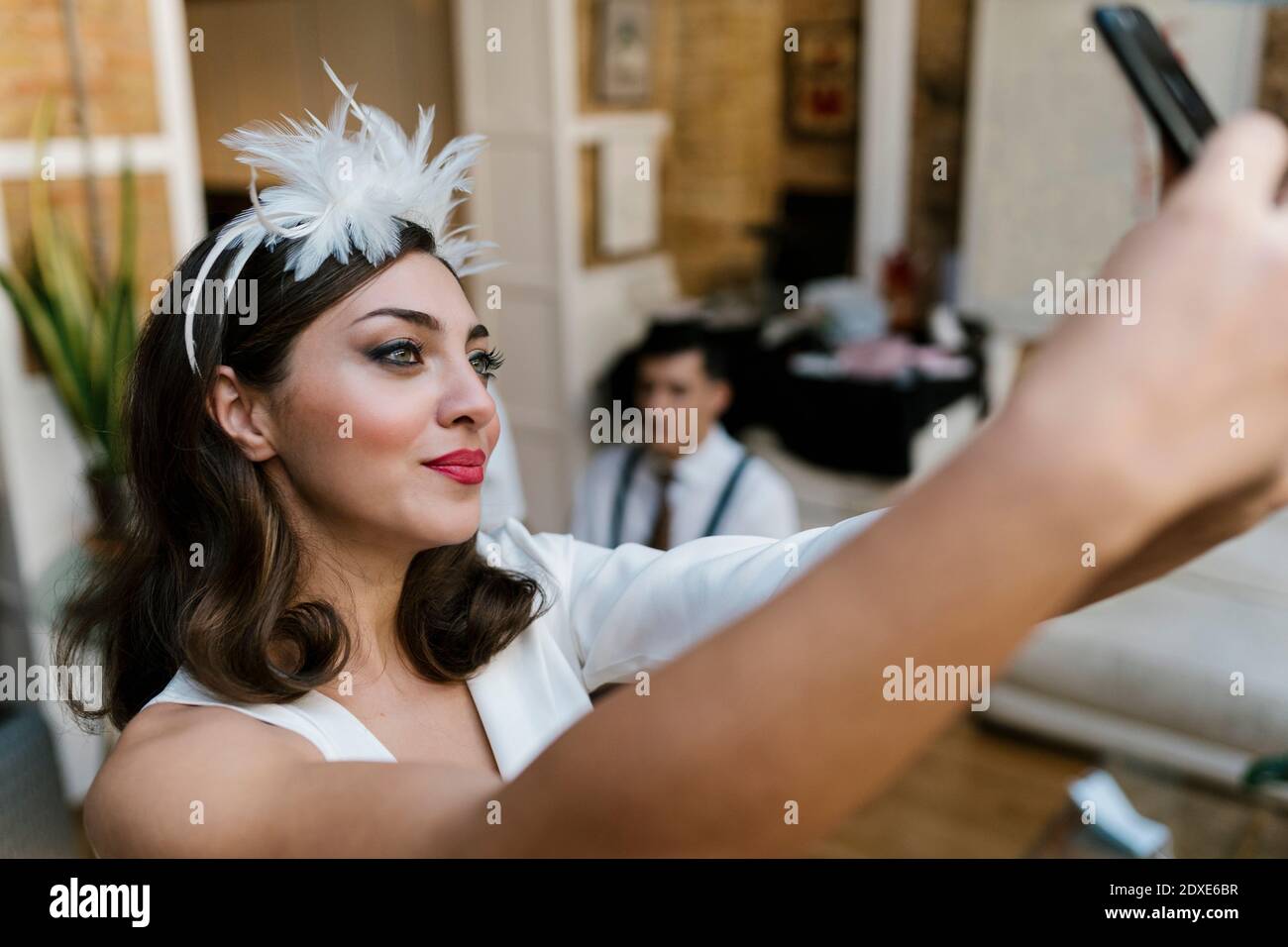 Bride with mobile phone hi-res stock photography and images - Alamy