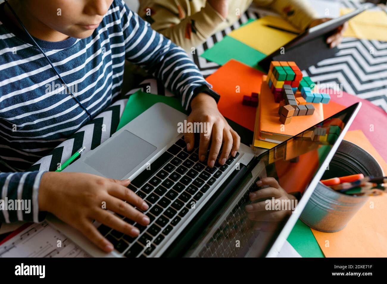 Boy laptop online boys hi-res stock photography and images - Alamy