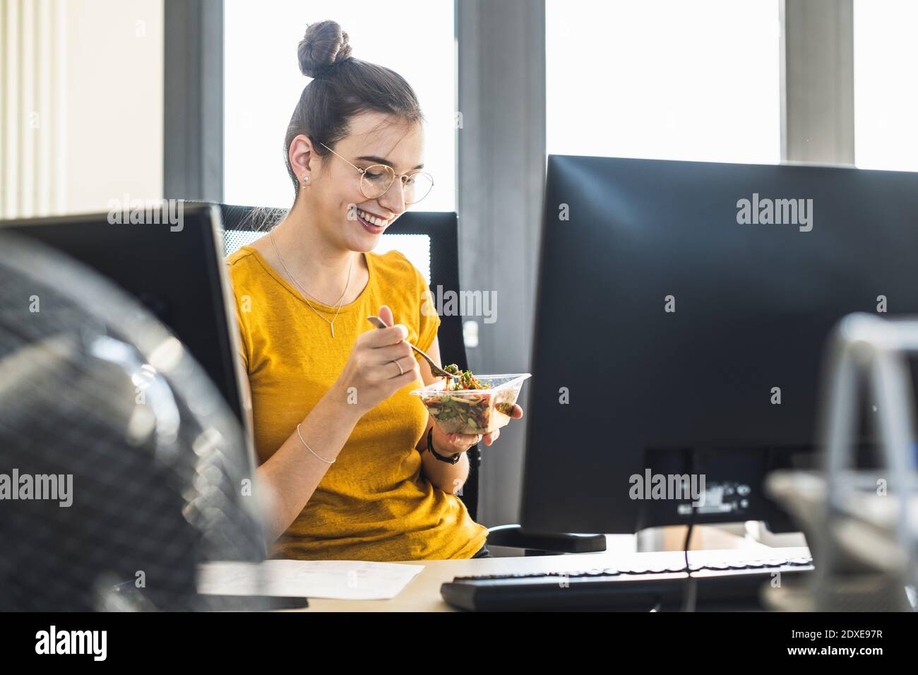 Business people on lunch break 20s adult hi-res stock photography and ...