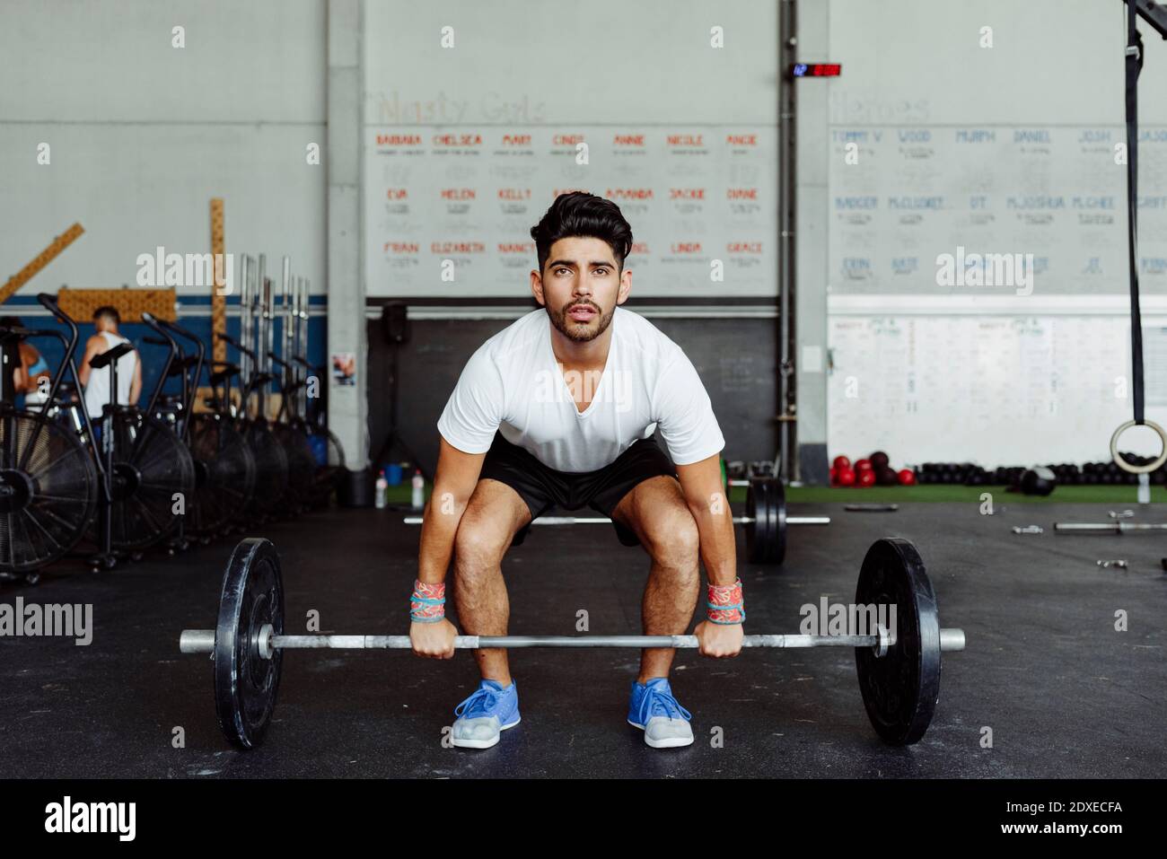 Man weightlifting hi-res stock photography and images - Alamy
