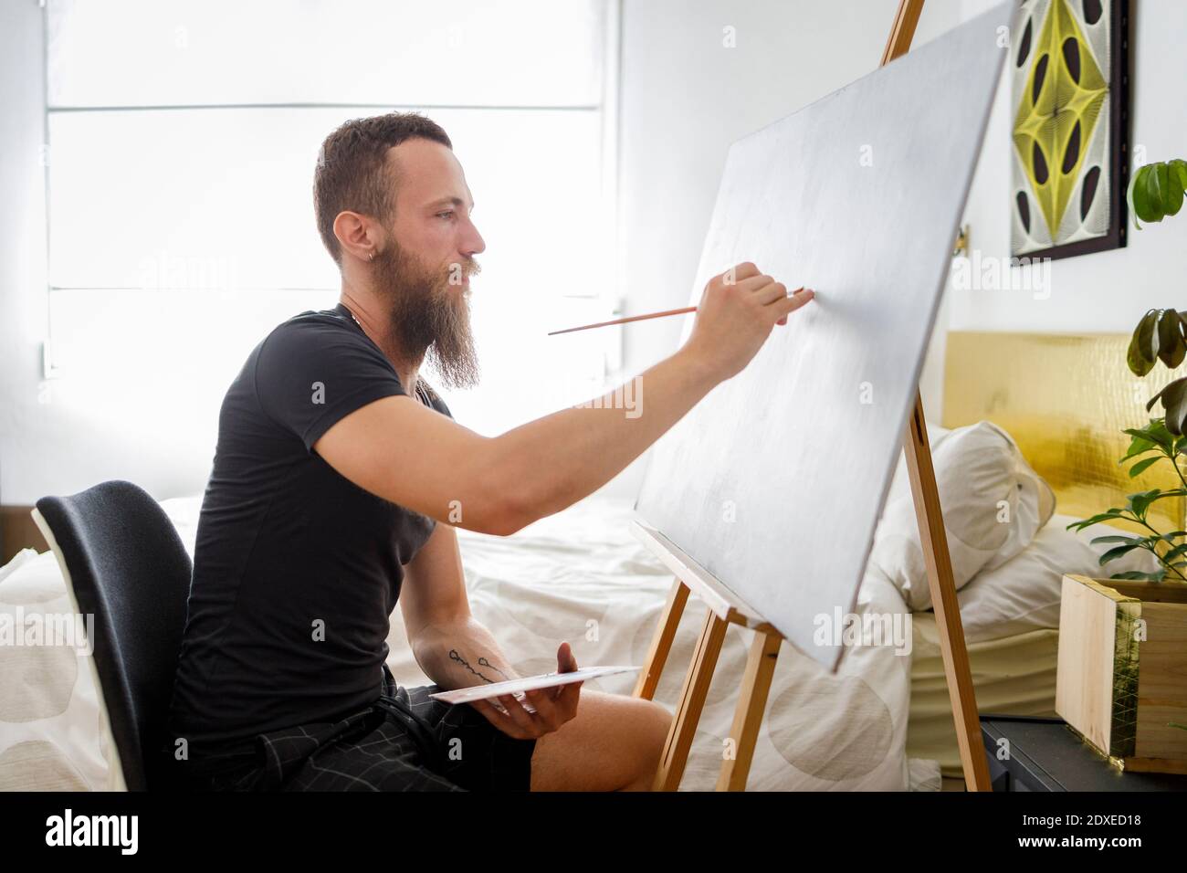 Adult male painting hi-res stock photography and images - Alamy