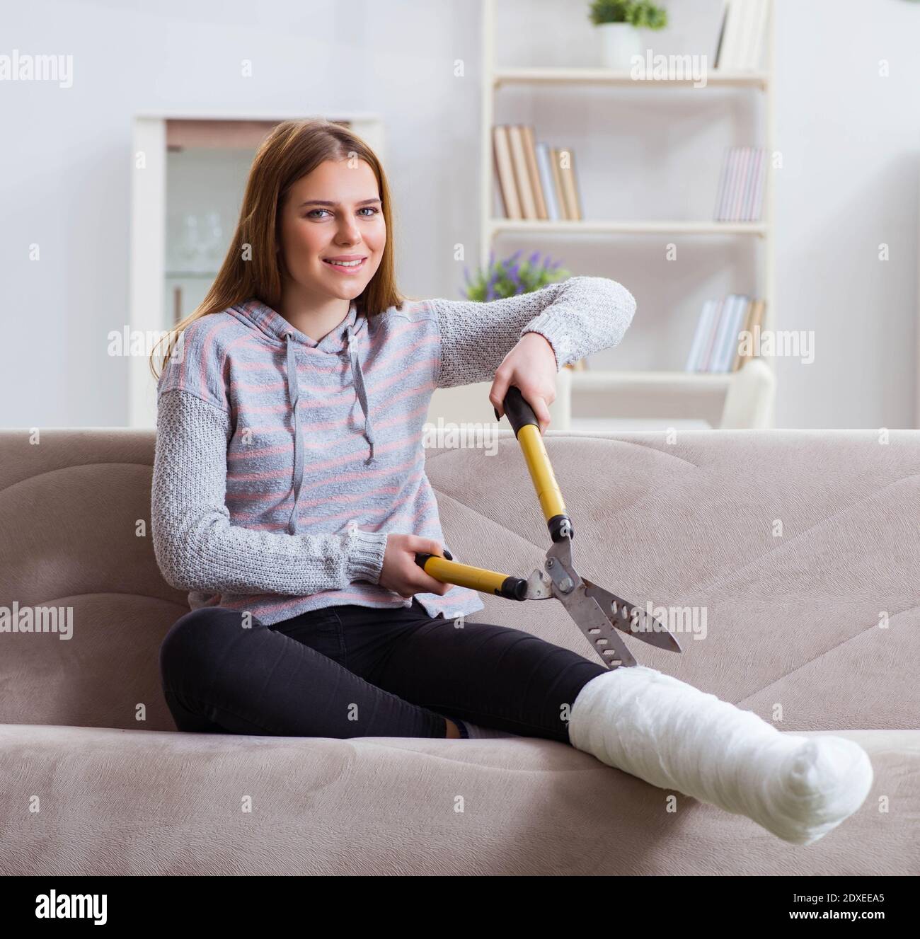 The young woman with broken leg at home Stock Photo - Alamy