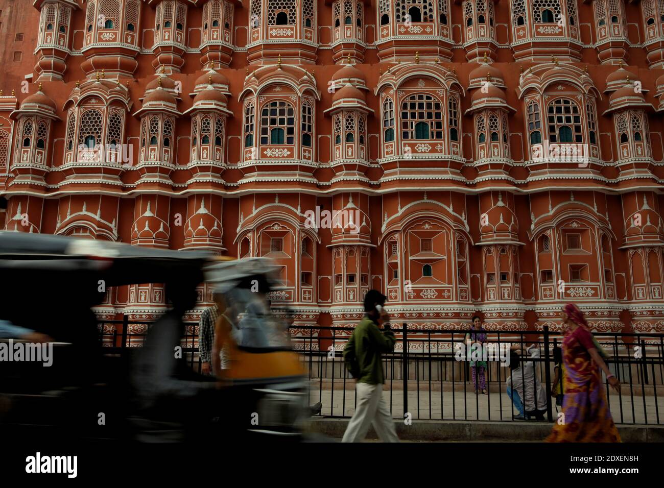 Hawa Mahal and traffic on the street. Jaipur, Rajasthan, India Stock ...