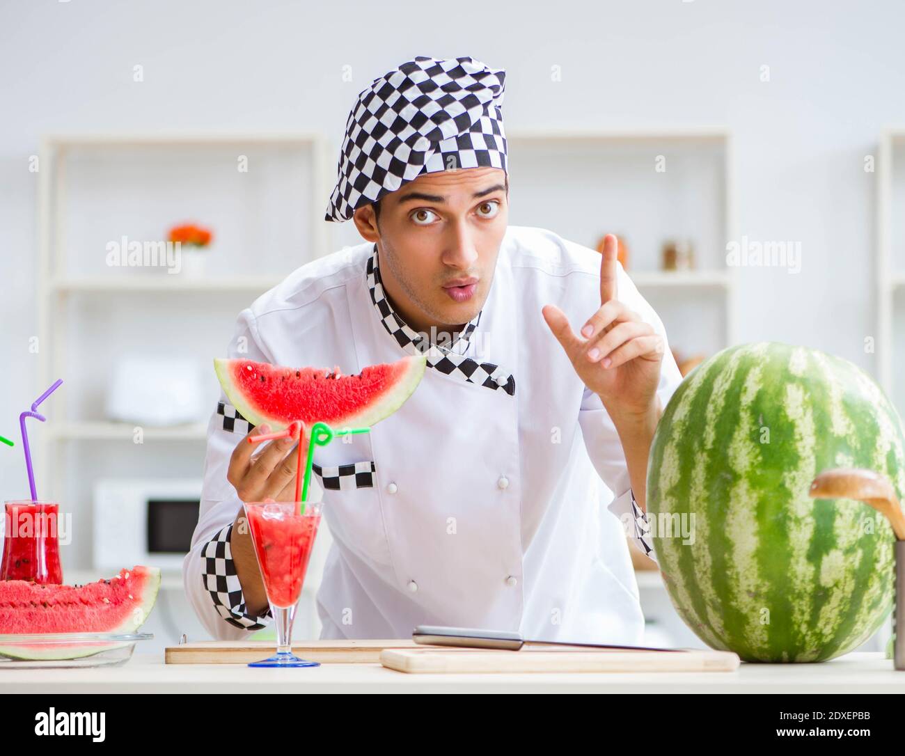Professional chef cutting fresh watermelon hi-res stock photography and ...