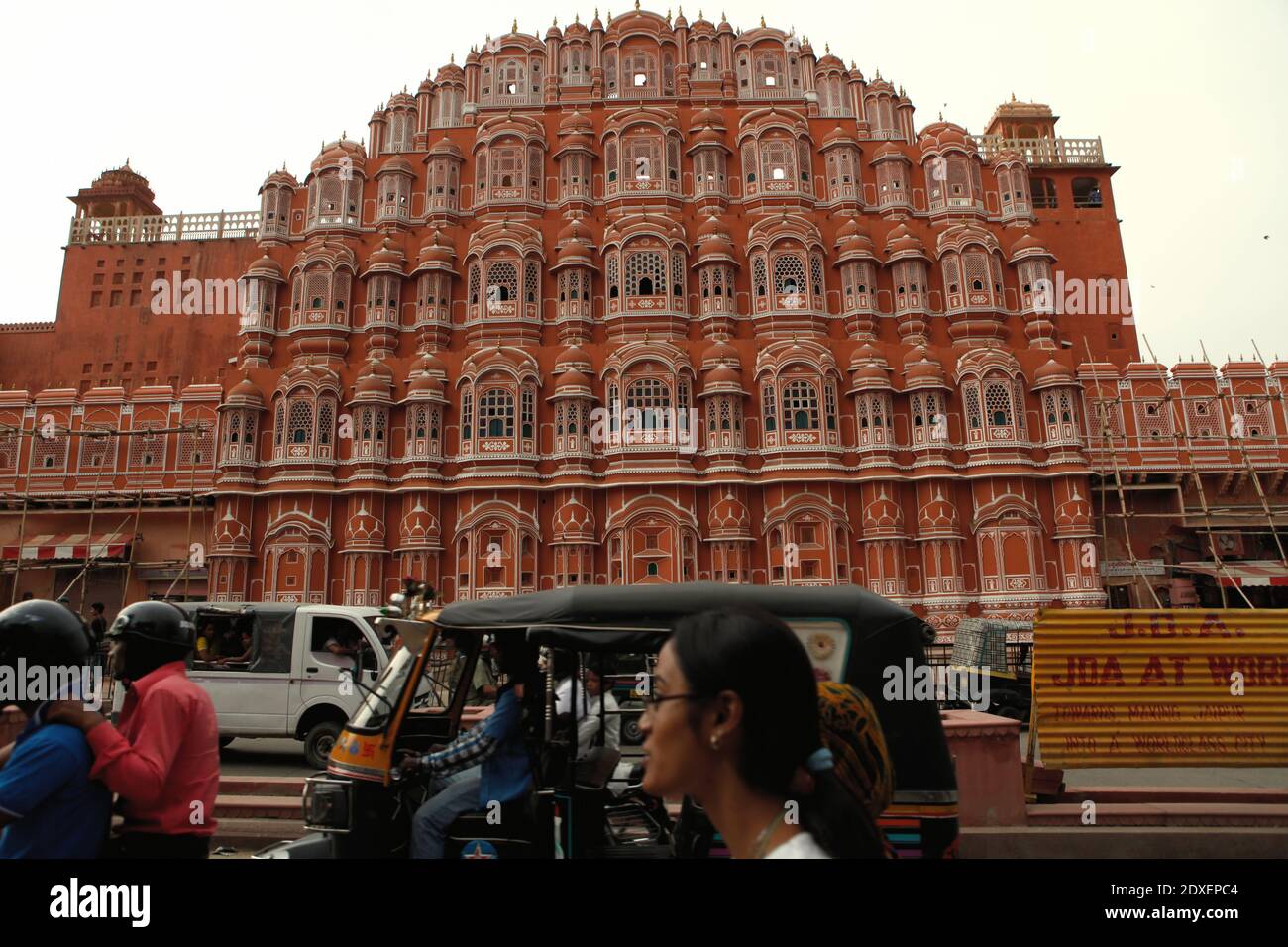 Hawa Mahal and traffic on the street. Jaipur, Rajasthan, India Stock ...