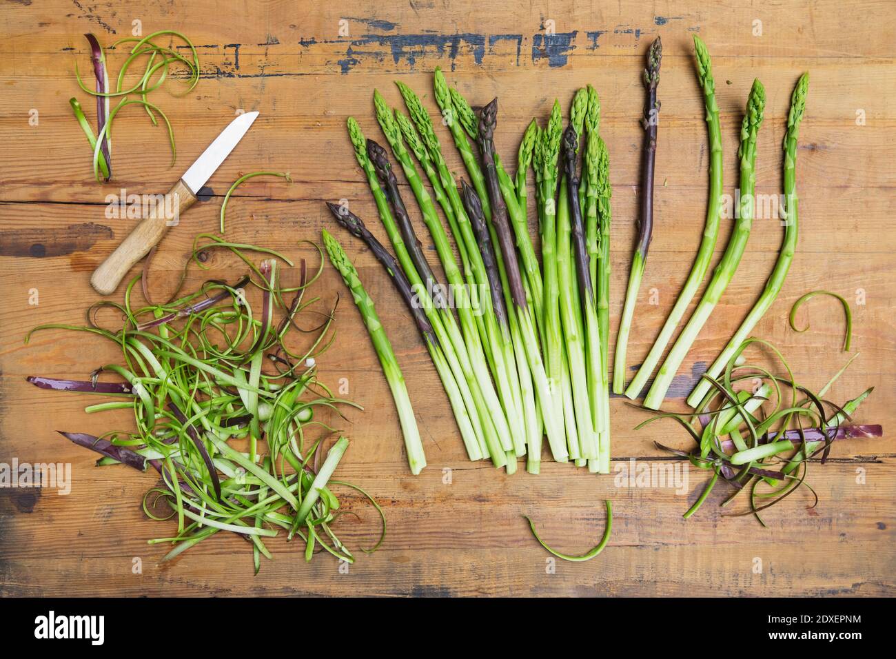 Kitchen knife and freshly peeled asparagus stalks Stock Photo - Alamy