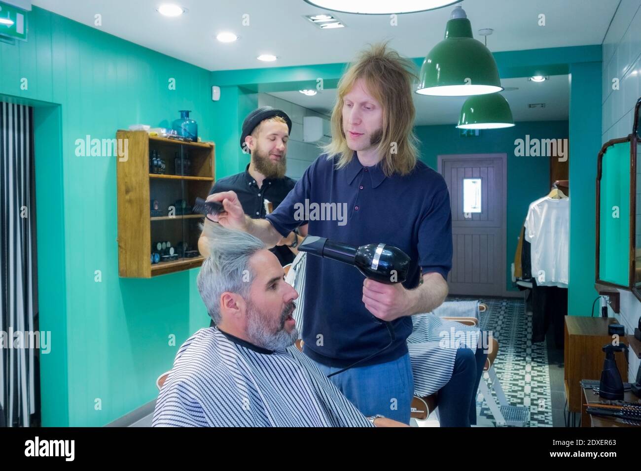 Barber cutting customer's hair Stock Photo - Alamy