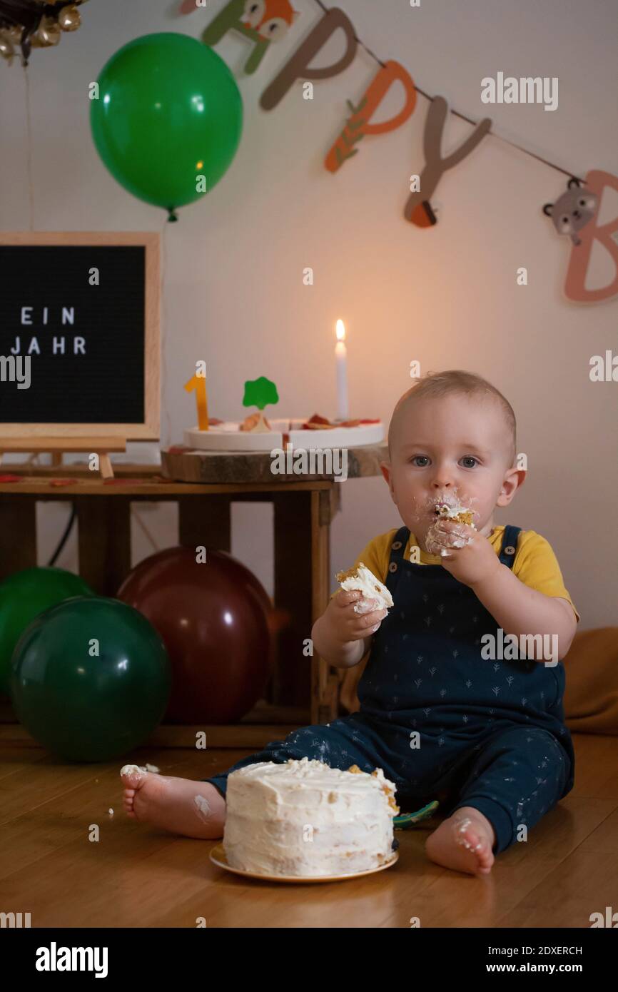 Baby eating birthday cake hi-res stock photography and images - Alamy