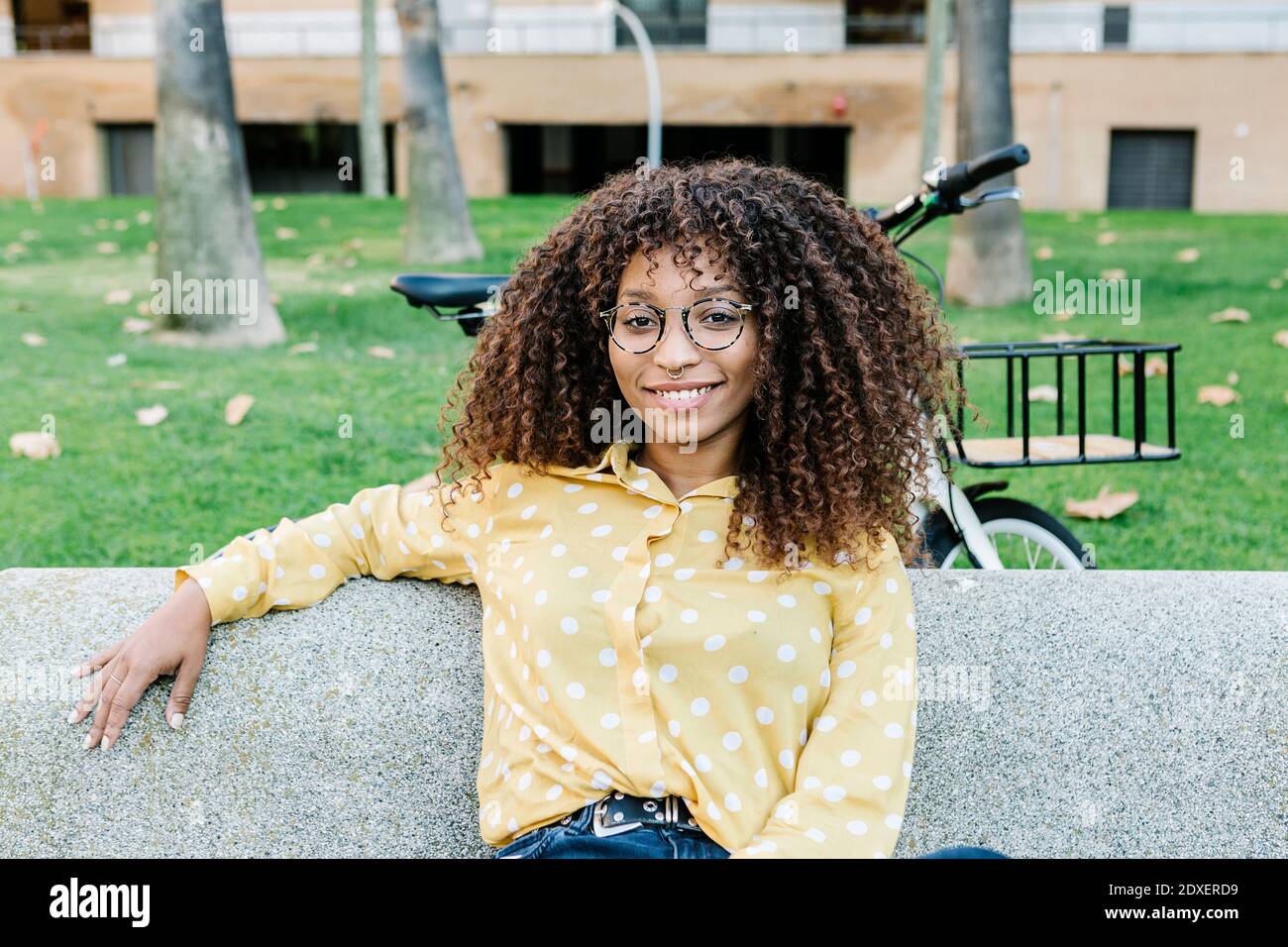 Young people park bench hi-res stock photography and images - Alamy