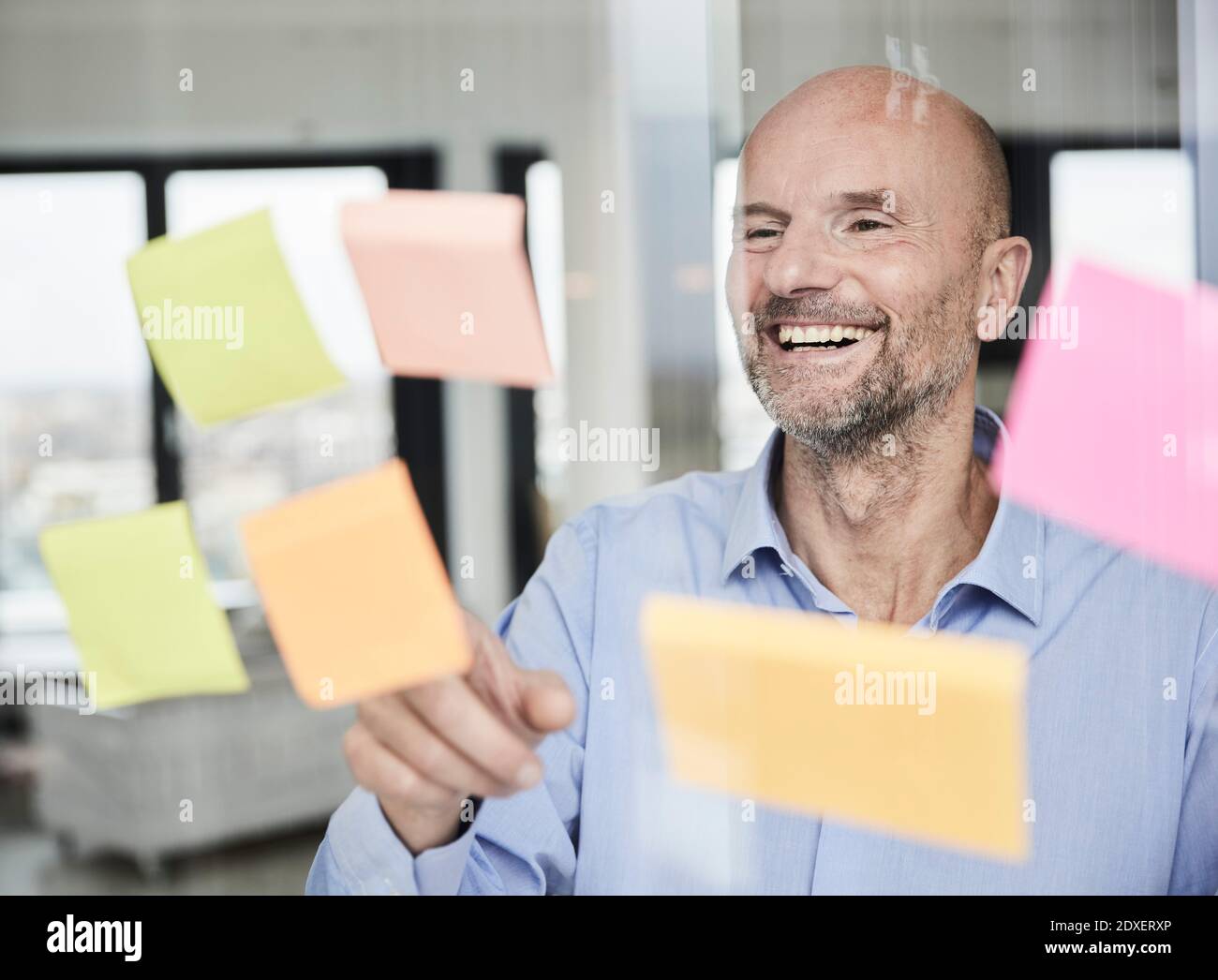Reading note men hi-res stock photography and images - Alamy