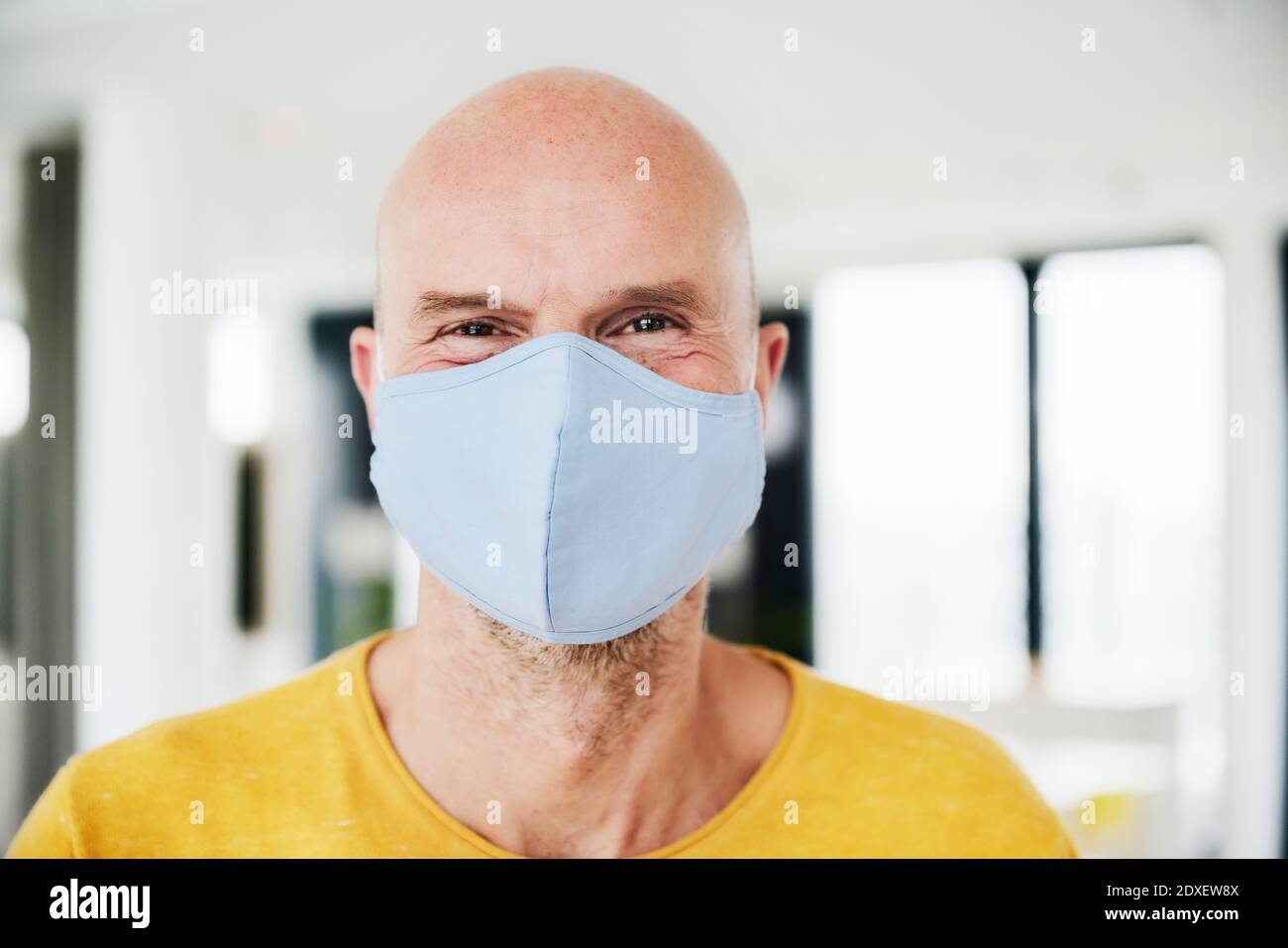 Man wearing protective face mask Stock Photo - Alamy