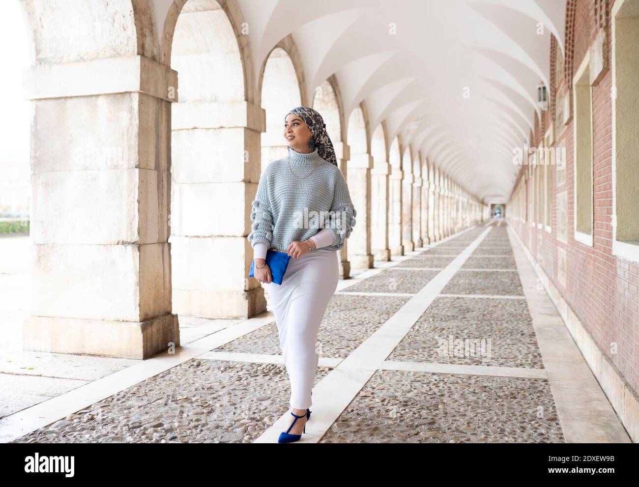 Fashionable woman looking forward hi-res stock photography and images ...