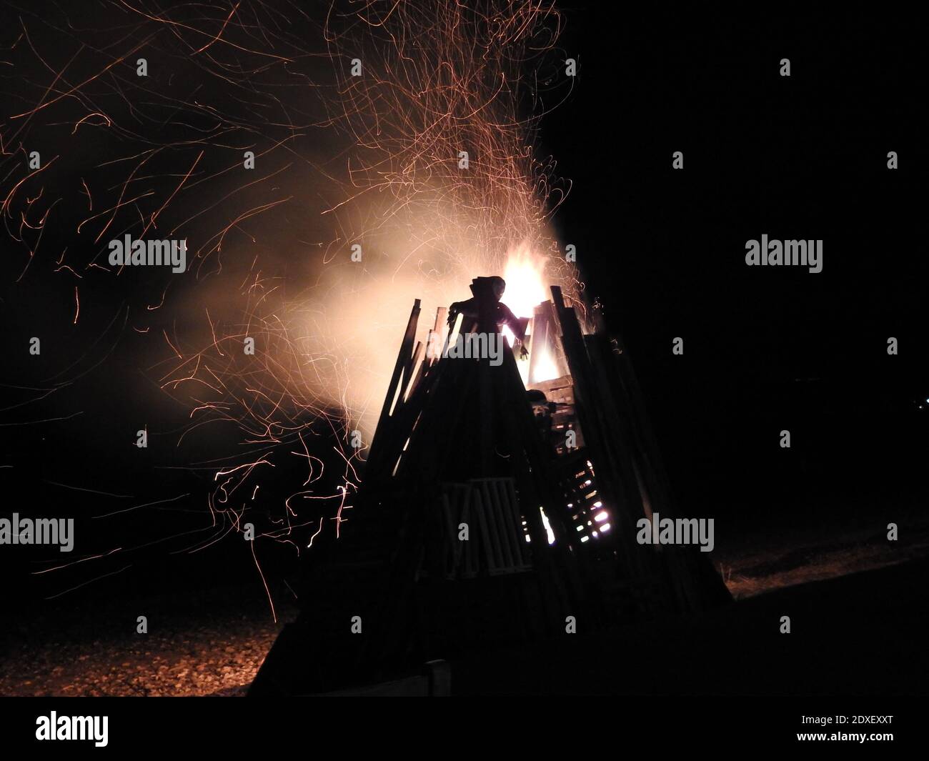 Campfire display hi-res stock photography and images - Alamy