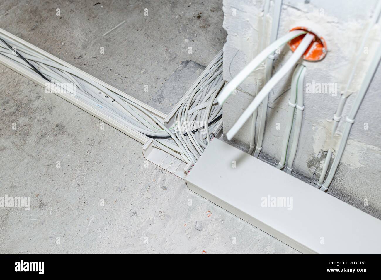 Wire steel on brick hi-res stock photography and images - Alamy