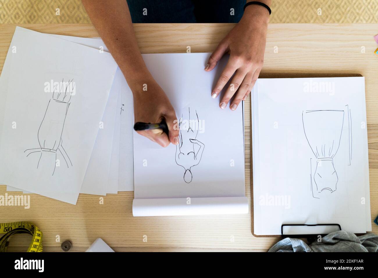 Young female fashion designers hi-res stock photography and images - Alamy