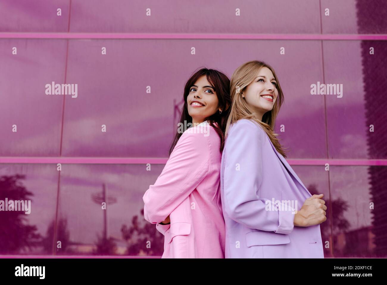 Sisters standing back back hi-res stock photography and images - Alamy